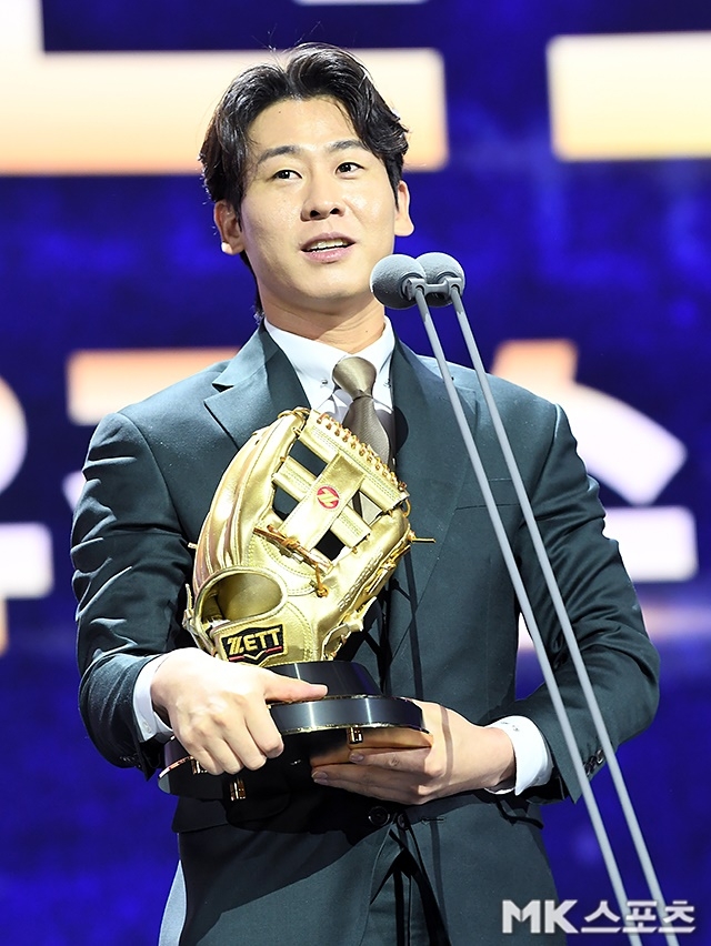 “타격은 이미 나를 넘어섰다”…데뷔 첫 골든글러브 수상 기쁨에도 ‘후배 박성한 먼저 챙긴 Kia 박찬호 [mk인터뷰]