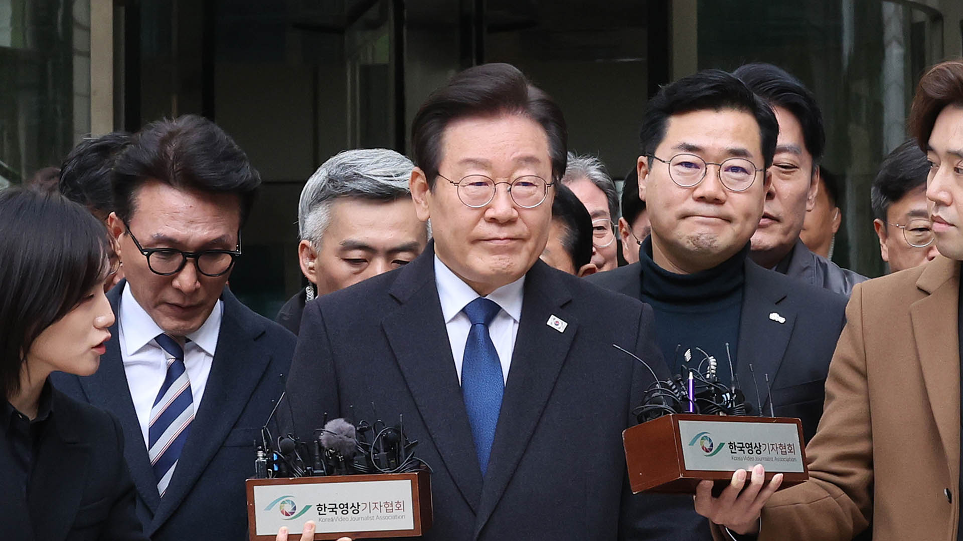이재명 대북송금 재판 절차 중단…법관 기피신청