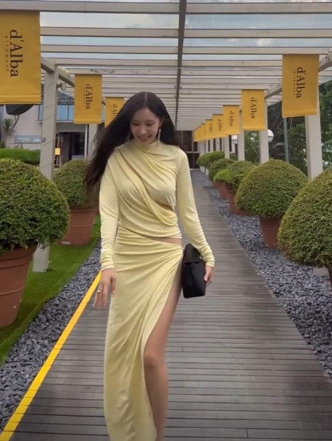티아라 효민 입은 거야 두른 거야 과감한 드레스 자태 [da★]