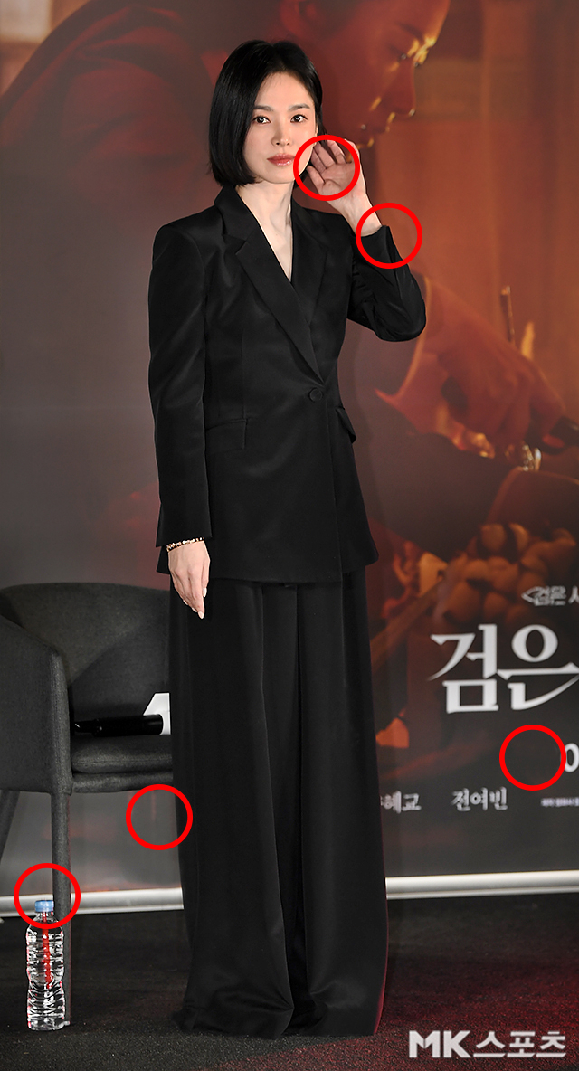 송혜교 ‘여전히 아름다운 미모에 카리스마까지 장착, 매력적인 올블랙 패션’ [틀린그림찾기]