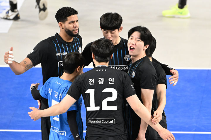 '4연패 탈출' IBK기업은행, GS칼텍스 11연패 몰아…현대캐피탈 6연승(종합)