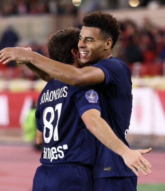 '택배 코너킥' 이강인, PSG 4-2 승리 이끈 '1도움' 활약... 日 미나미노와 '미니 한일전' 완승