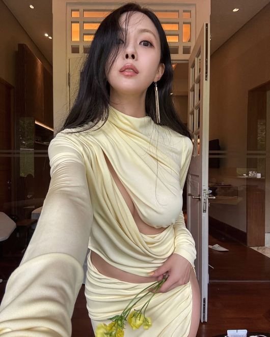 티아라 효민, 한쪽 가슴·다리 다 내놨다..아찔한 노출 [★SHOT!]