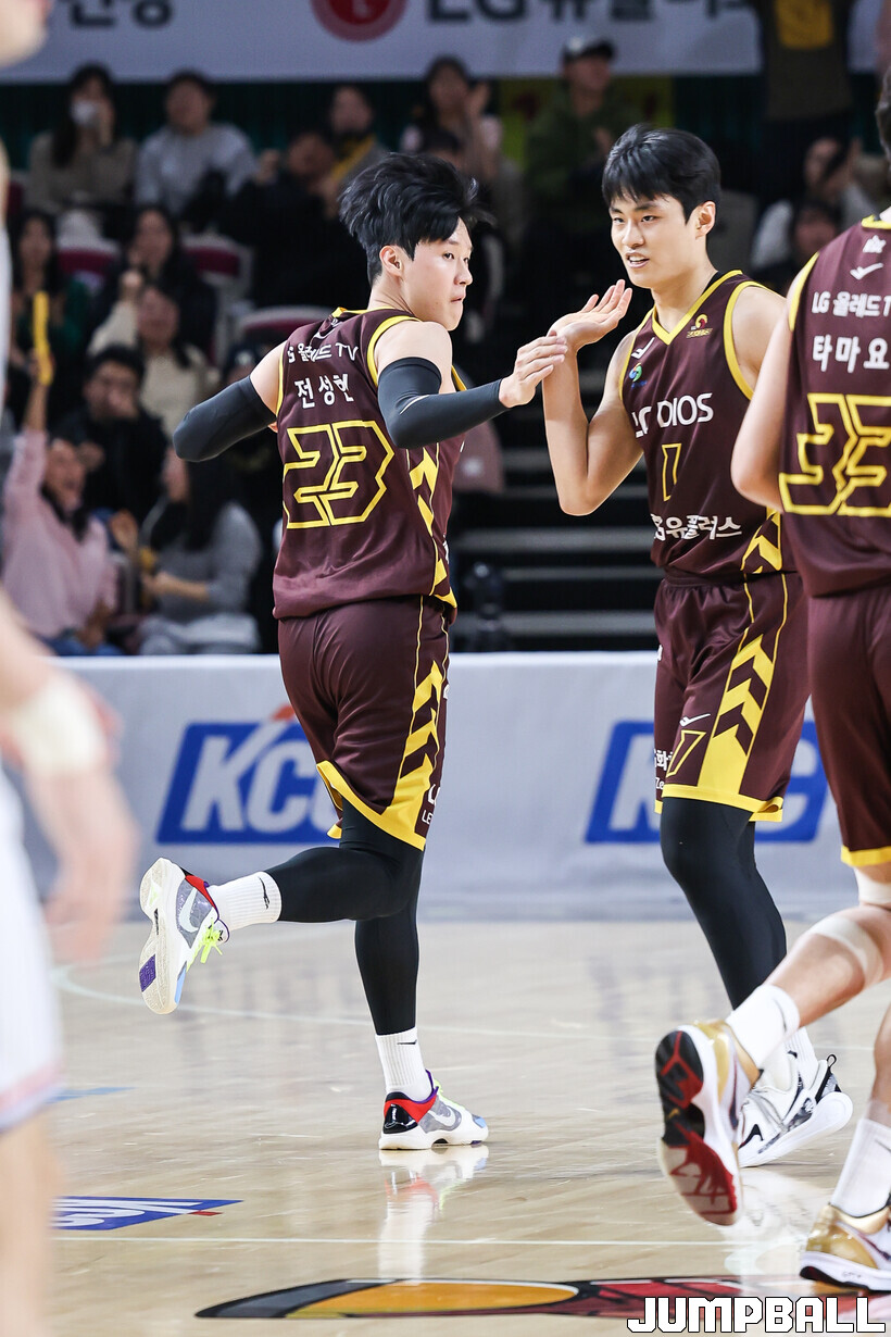 ‘전성현-유기상 쌍포 터졌다’ LG, KCC 꺾고 시즌 첫 4연승