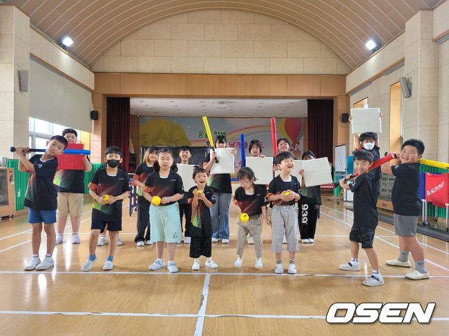 KBO 허구연 총재가 쾌척한 티볼 장비 151세트, 전국 소외지역 넘어 동남아까지 전달됐다