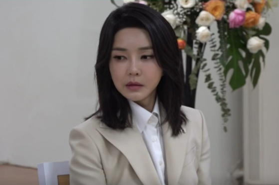 "김 여사, 계엄 당일 3시간 성형외과 방문" 지목된 시간대 CCTV에 '검은 차량' 등장