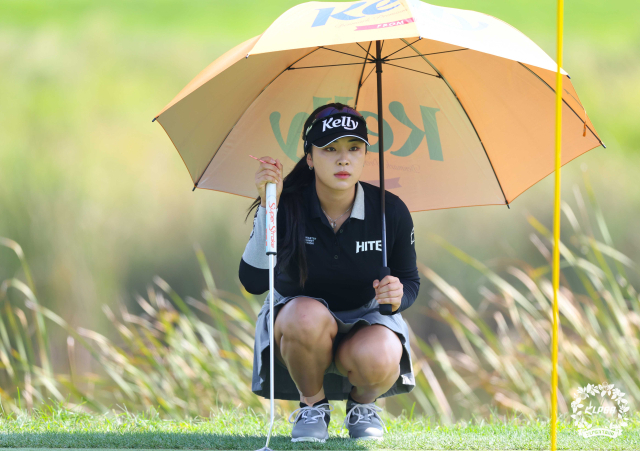 벌써 시작된 2025년 ‘LPGA 신인왕’ 대결?···윤이나·야마시타 세계랭킹 1계단 상승, 이와이 1계단 하락