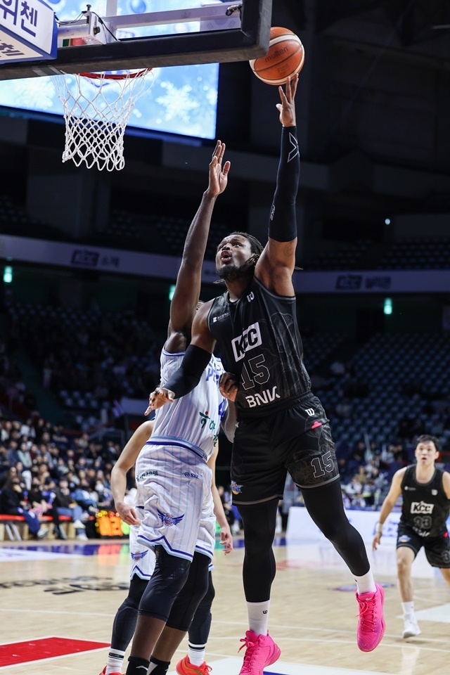 ‘반등 계기 마련했다!’ KCC, ‘허웅+버튼 맹활약’ 앞세워 4연패 탈출…정관장은 4연패 수렁