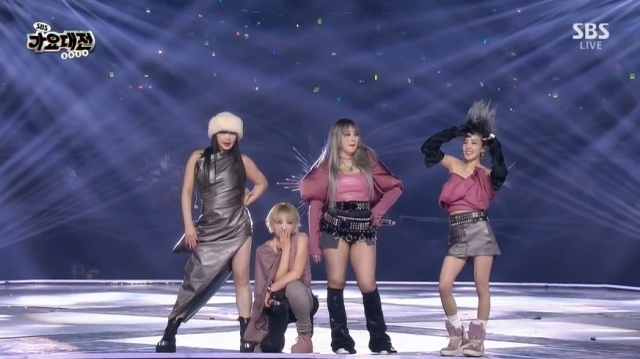 2NE1, 10년만 'SBS 가요대전' 섰다…떼창 폭발 '파워부터 넘사벽'