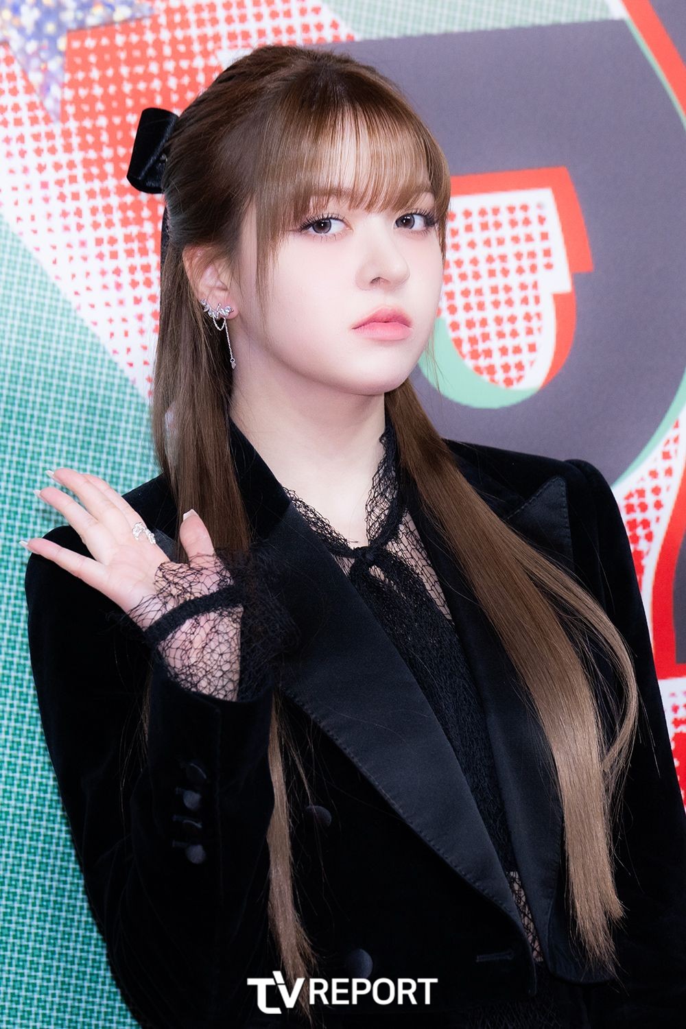 [T포토] 엔믹스 릴리 '도도한 손인사'