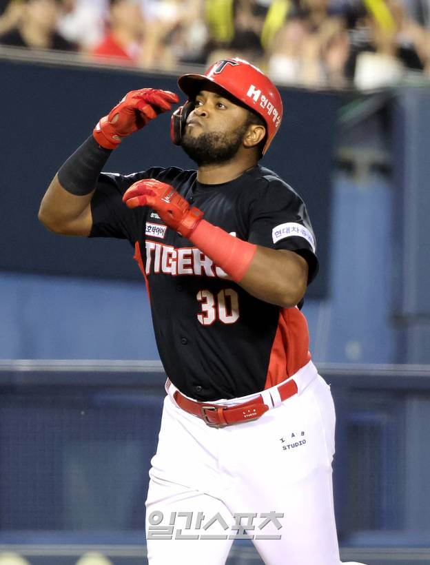 "공격에 수비 쓰임새도 높다" KIA, MLB 통산 88홈런 위즈덤 영입…소크라테스 '굿바이'