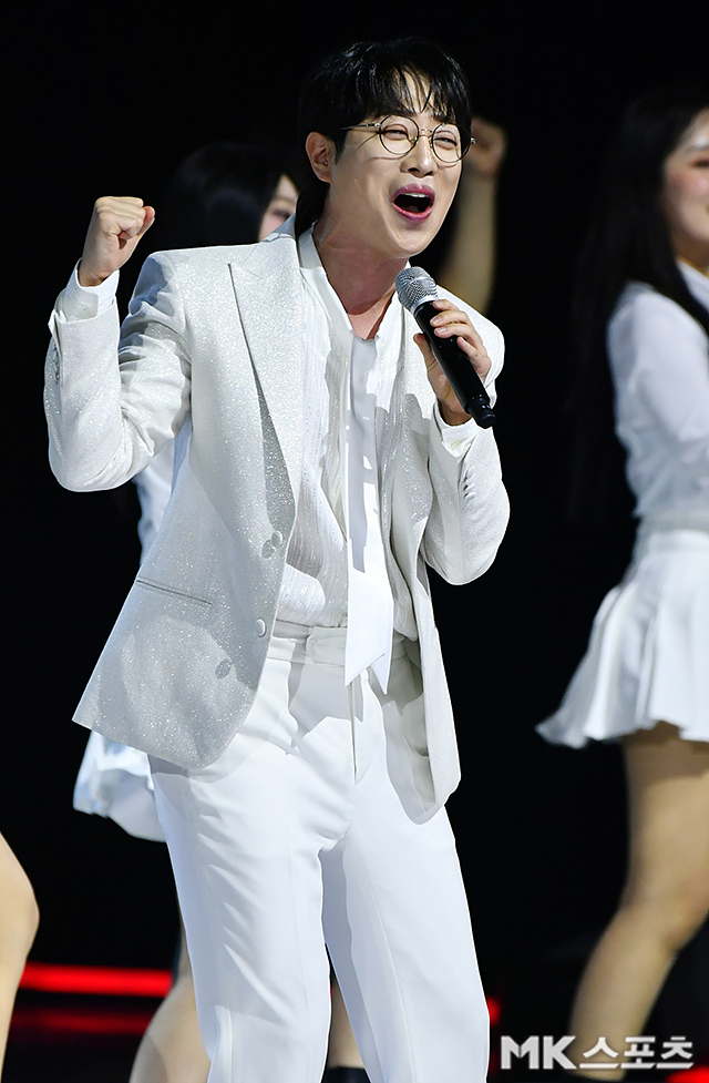 안성훈 ‘모두 힘내세요!’ [MK포토]