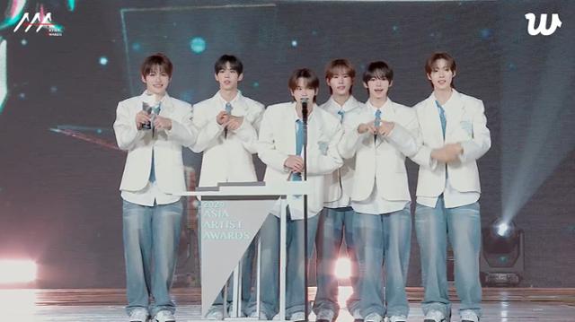 "믿을 수 없어"... 투어스·QWER·장다아, 'AAA 2024' 신인상 쾌거