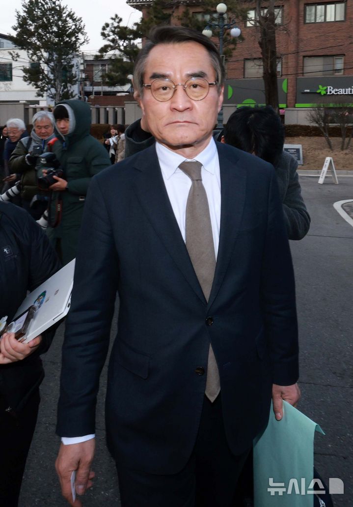 헌법재판소 나서는 배진한 변호사