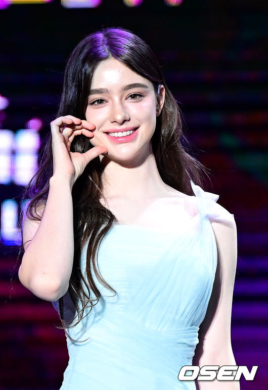 다샤 타란 클로즈업 부르는 미모 사진