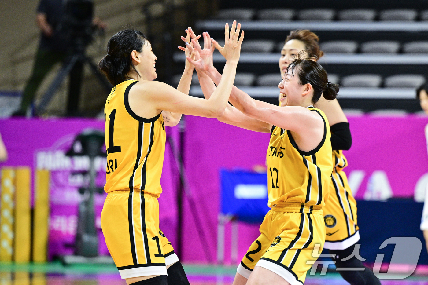 '강이슬+송윤하 41점 합작' KB, 선두 BNK 꺾고 4연패 탈출