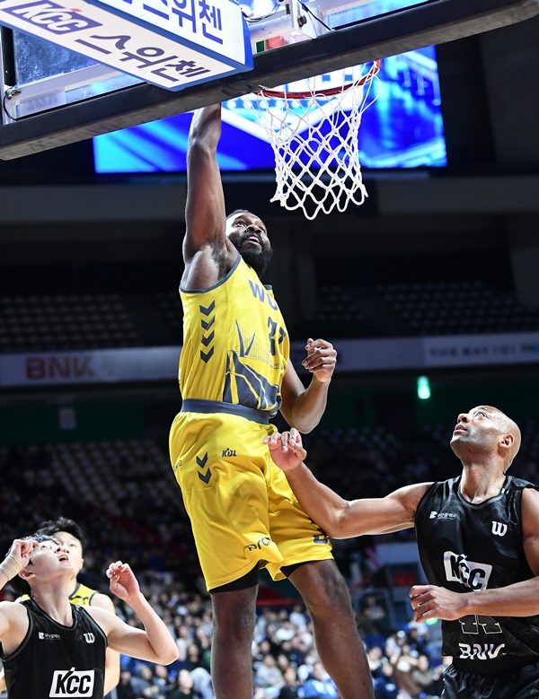 '오누아쿠 결승 덩크' DB, KCC에 접전 끝에 88-86 승리
