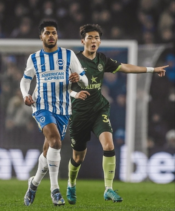 '韓 최초 EPL 센터백' 김지수, 3G 연속 출전 무산→오히려 기회? '루니 경질' 2부 최하위 상대 출격 가능성 '관심 집중'