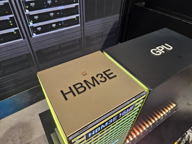 [포토]SK하이닉스, ‘세계 최초’ 5세대 HBM3E 16단 공개[CES2025]