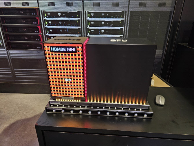 [포토]SK하이닉스, ‘세계 최초’ 5세대 HBM3E 16단 공개[CES2025]