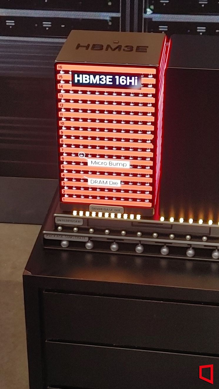 SK하이닉스, 모형·영상까지 동원한 HBM3E 16단 실물 공개