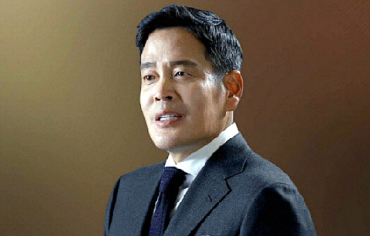 [속보]정용진, 모친 이명희 이마트 지분 전량 사들인다