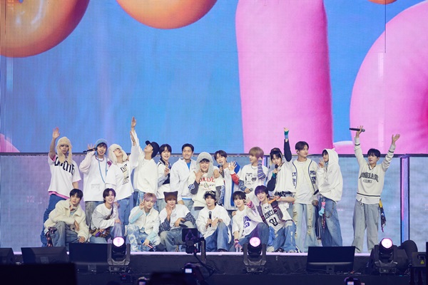 [종합] SM 30년史 한자리에…H.O.T.·NCT·에스파로 완성된 'SM타운 라이브'