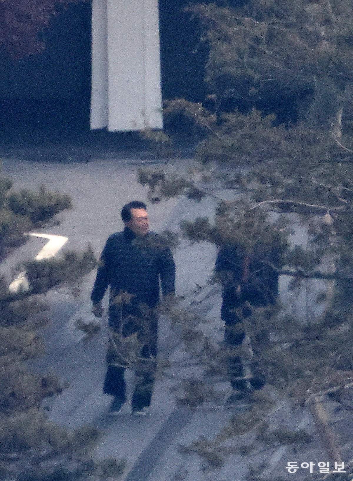 [단독]관저 산책하는 尹대통령 본보 카메라에 포착 [청계천 옆 사진관]