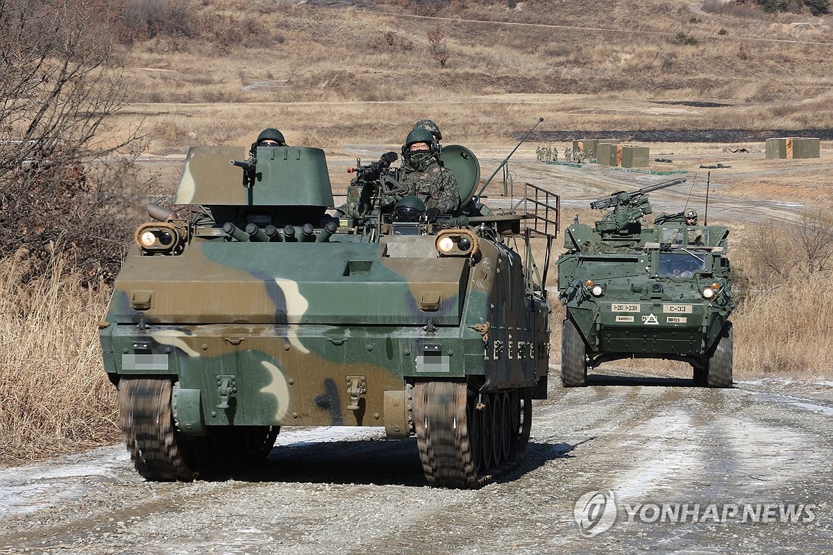 기동하는 한미 장갑차