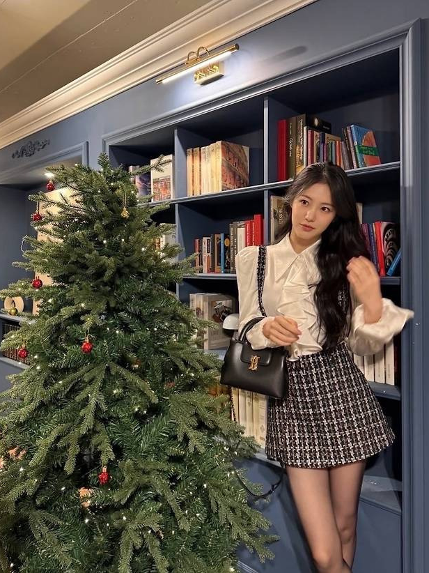 '10대들의 전지현' 신예은, 169cm·47kg 비율로 미니스커트 완벽 소화 | 스타와 라이프