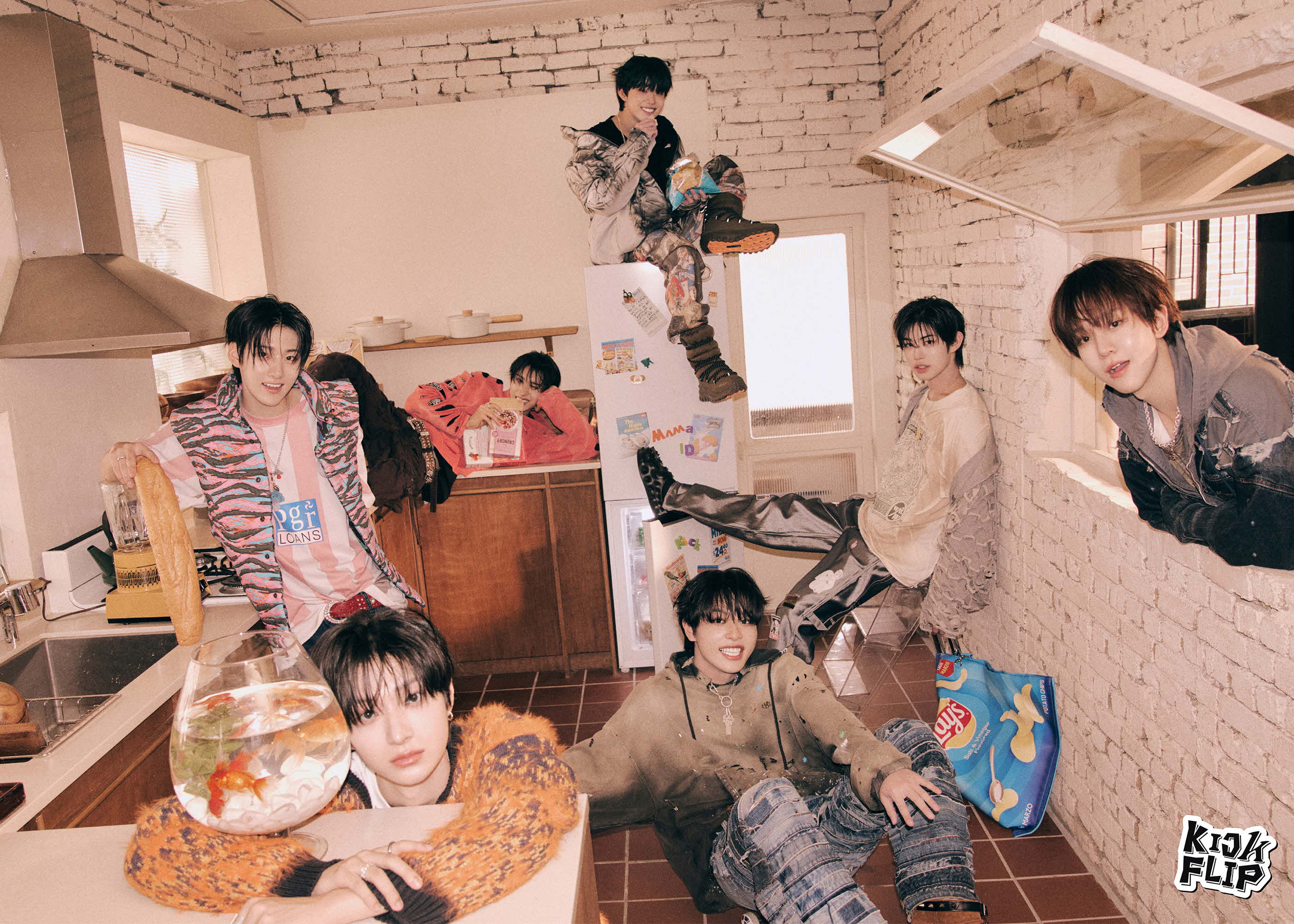 'JYP 막내' 킥플립, 데뷔 앨범 선주문 30만 장 돌파!