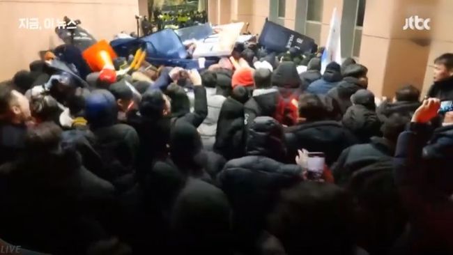 JTBC 측 "서부지법 폭동 기자 가담은 허위사실…개인과 단체 불문 강력 대응" [공식입장]