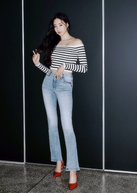 "얼마나 예쁘길래"키 173cm에 46세라고 아무도 믿지 않는 여배우,청바지룩 | 셀럽뉴스