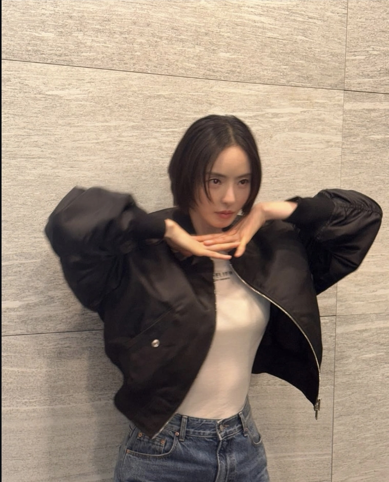 이다희, 미모의 똑 단발! '175cm 55kg' 헐렁한 청바지-크롭 재킷룩 | 뷰티는 내운명