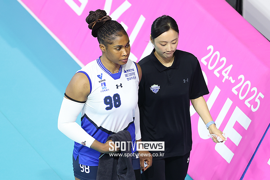 [포토S] '라이벌전 패배' 모마, '스트레칭 없이 코트 빠져나가며'