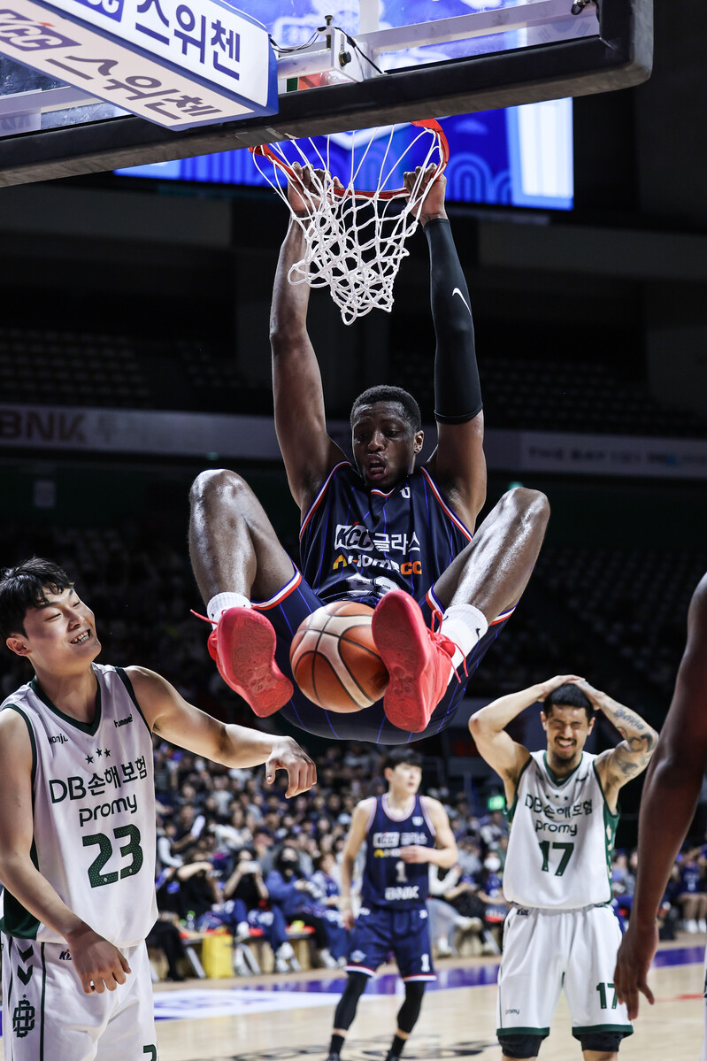 [BK 리뷰] '3점슛 17개 작렬' KCC, 접전 끝에 DB에 역전승... 6위 '한 게임 추격'