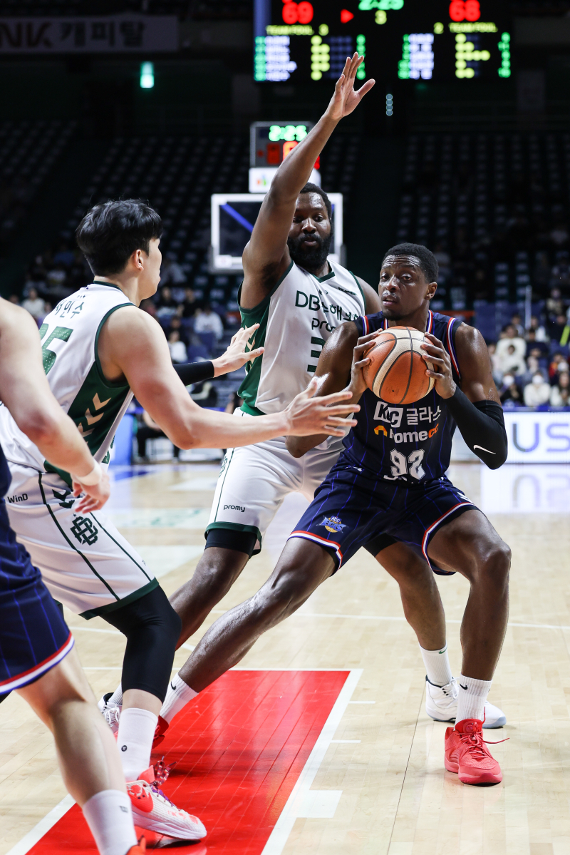 4쿼터에 3점 폭발한 KCC, DB 꺾고 주말 강행군서 2연승