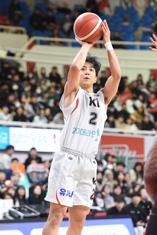 '3점포 17방 쾅!' KCC, DB에 역전승 1경기 차 추격 성공…KT, 정관장은 현대모비스, 삼성 제압→BNK 썸, 혈투 끝 신한은행에 승리 '단독 1위'