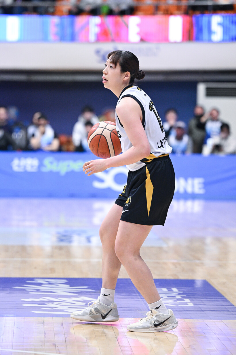 ‘신인 송윤하 커리어하이 21점’ KB스타즈, 접전 끝에 신한은행 꺾고 4위 경쟁 불 붙여