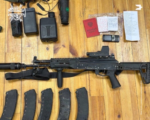 북한군 품 속 ‘삼성폰’…김정은 편지엔 “동지들, 싸워주시오” [포착]