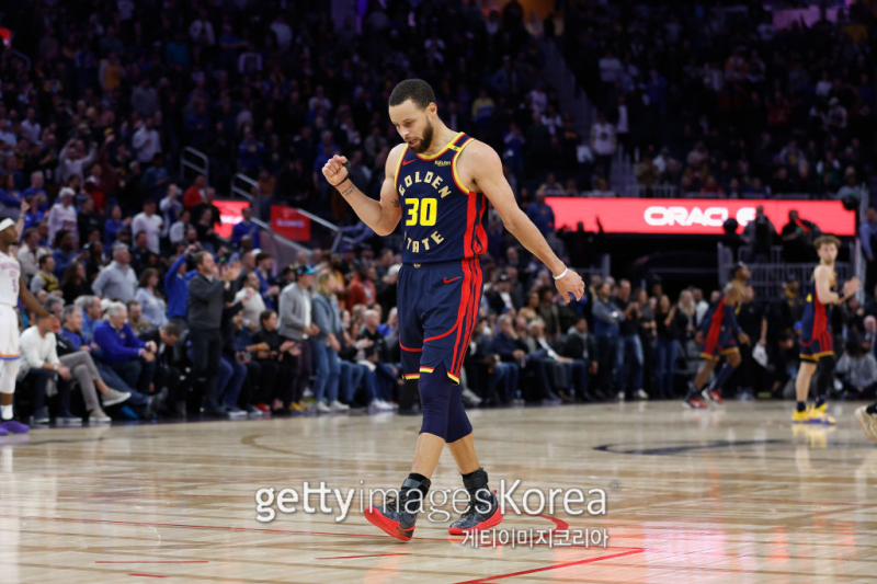 ‘52점’ SGA 잠재운 커리의 딥쓰리…GSW, 서부 1위 OKC 꺾고 2연승