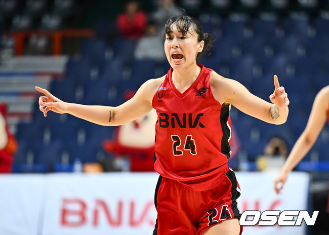 '연장에 연장' BNK썸, 2차 연장 끝에 하나은행 제압+선두 복귀...김소니아 3경기 연속 '더블더블'
