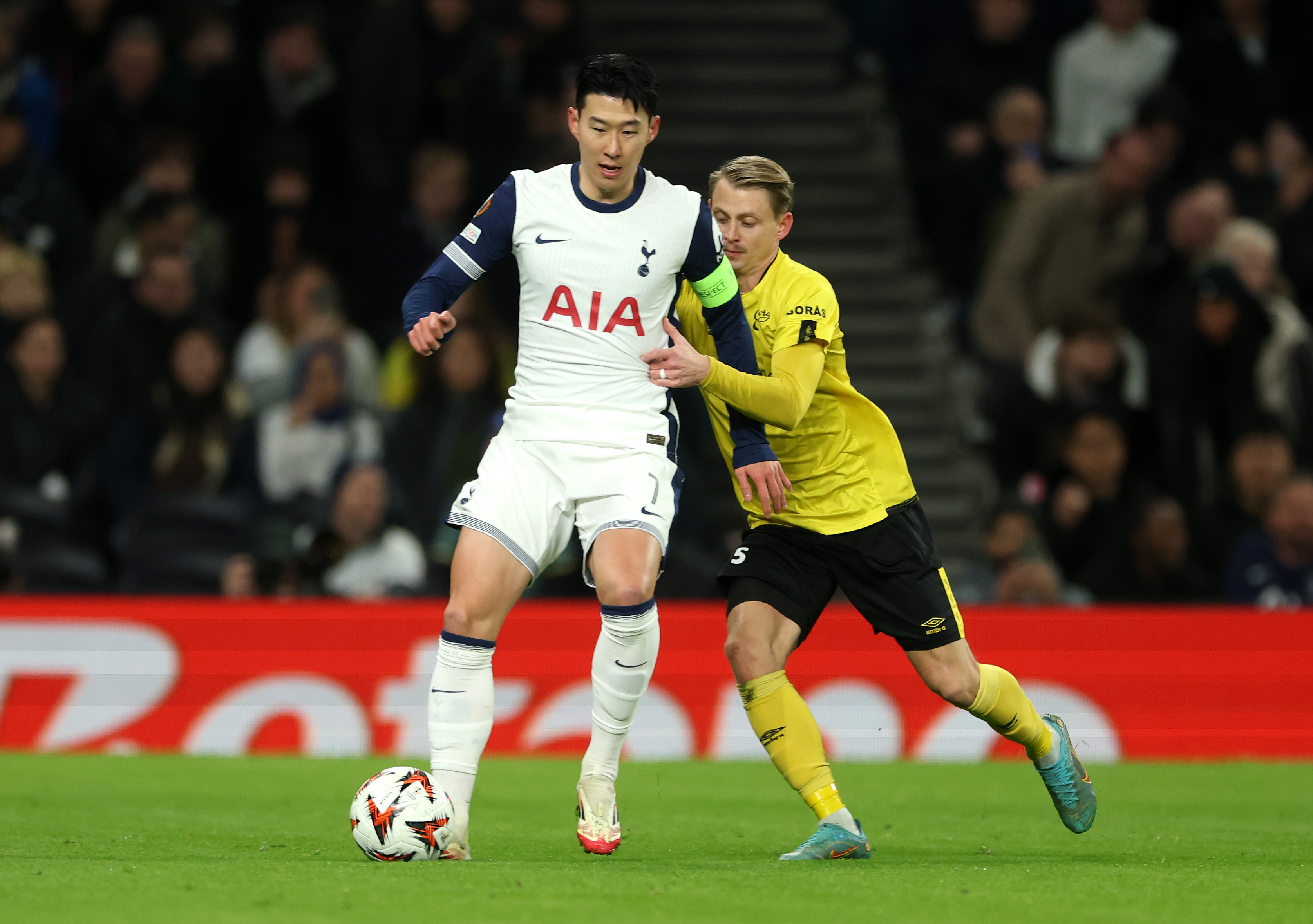 손흥민, 45분 동안 존재감 발산하고 교체…‘스칼렛·아자이·무어 데뷔골’ 토트넘, 엘프스보리 3-0 격파→UEL 16강 직행 [GOAL 리뷰]