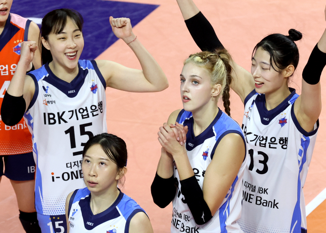 "다시 악착같이" 황민경 18점 IBK 7연패 탈출…남자부 KB손해보험 3연승 질주