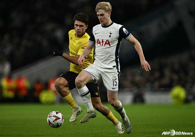 '드리블 10회+축신 빙의' 손흥민, 돌연 45분 교체 OUT→토트넘 3-0 승 'UEL 16강 직행'... 21세 초신성 '1골 1도움'