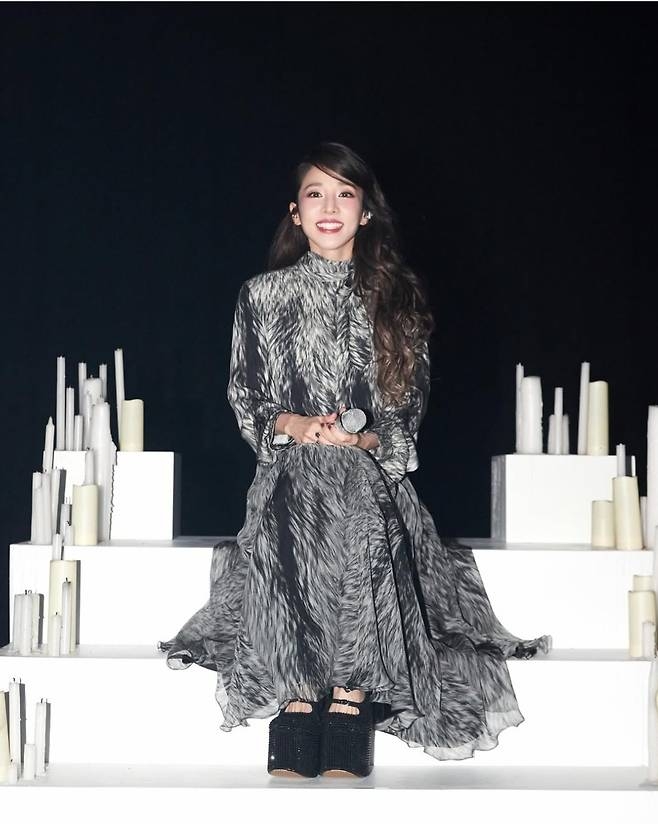 40살 걸그룹도 놀라운데..‘160cm 39kg’ 인형이 따로 없다는 여가수 콘서트룩