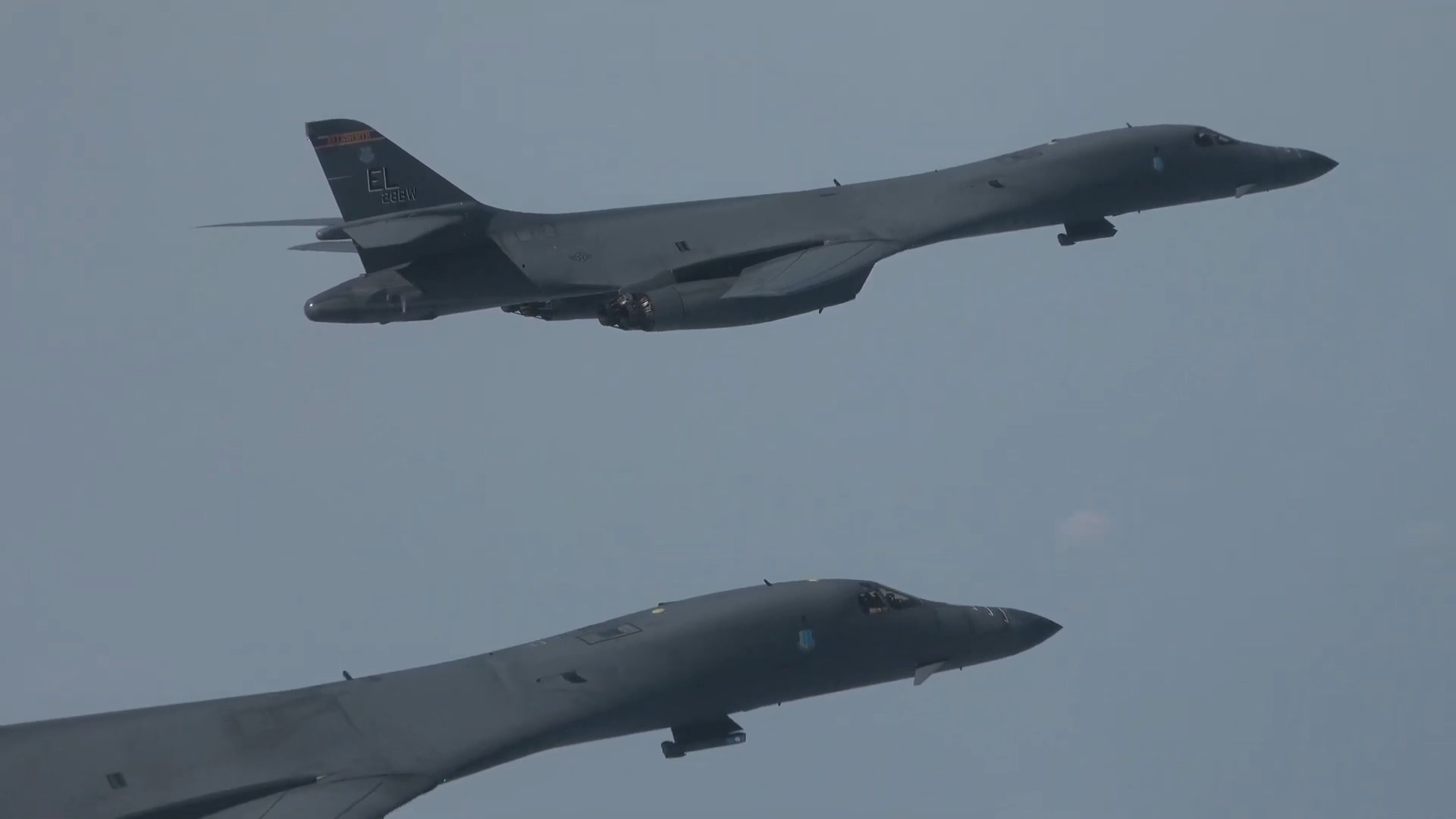 B-1B 초음속 폭격기의 융단 폭격 훈련! JDAM의 개발로 더욱 강력해진 B-1B의 위력 | 군사돋보기