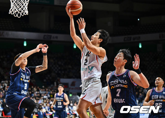 '허훈 22점-해먼즈 21점' KT, KCC 잡아내고 시즌 20승 달성...한국가스공사는 서울 삼성 제압