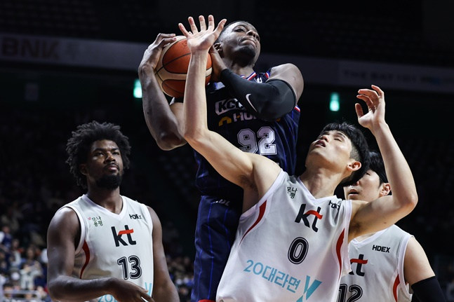 KCC '완전한' 완전체는 아직인가, 사령탑도 한숨 "비시즌 연습경기 같다, 짜임새도 조직력도 없어" [부산 현장]