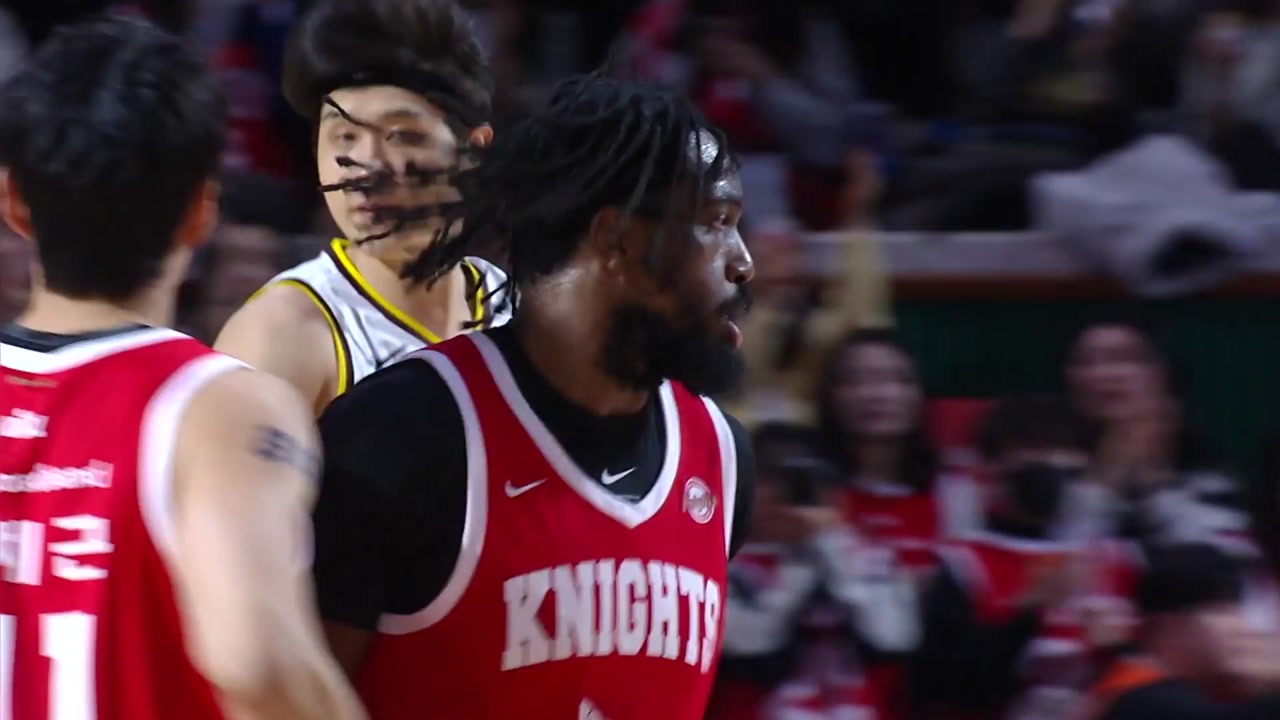 '워니 25점 펄펄' SK, LG 8연승 저지하고 선두 질주